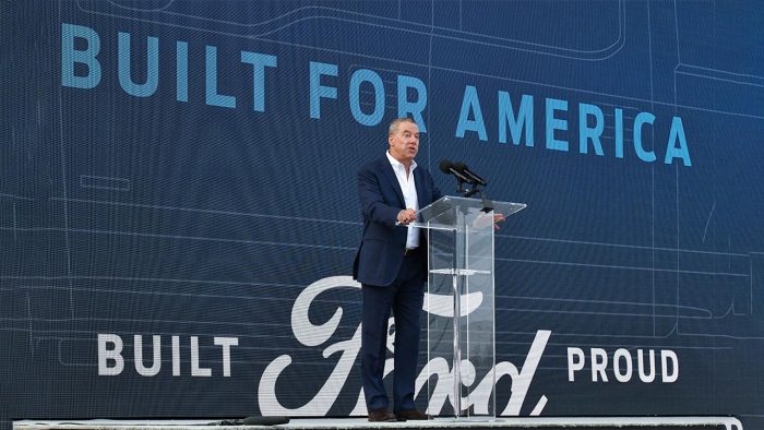 Los políticos entorpecen el camino de los coches eléctricos: Bill Ford